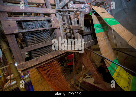 Handloom Silk Saree Weaving machine in Yeola Village at Maharashtra ...