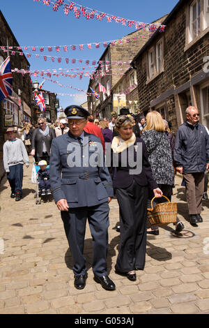 People in period costume at the Haworth 1940's weekend Stock Photo - Alamy