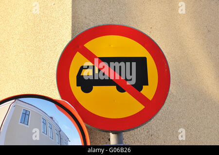A hidden driveway road sign Stock Photo - Alamy