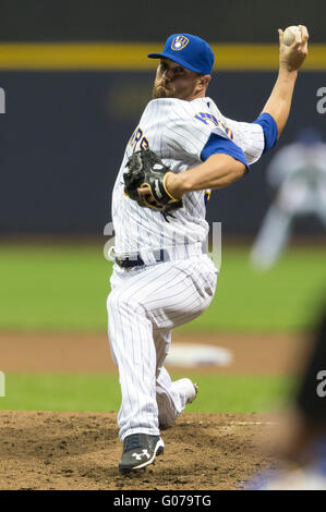Milwaukee Brewers relief pitcher David Riske (54) throws to the plate ...