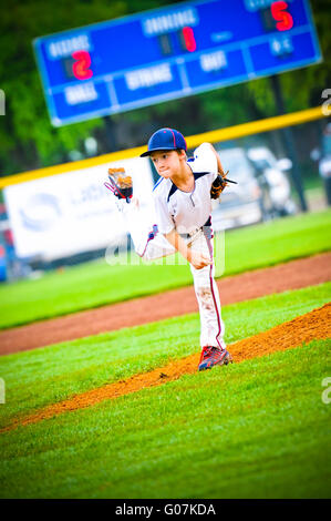 baseball little league pitcher throwing a baseball Stock Photo - Alamy