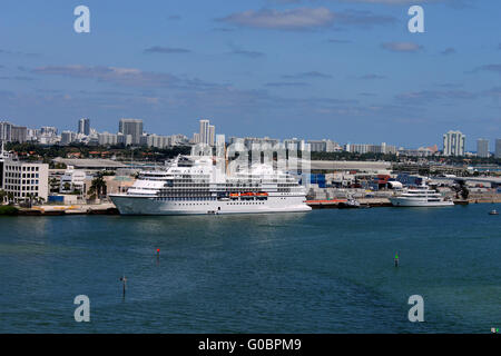 Kreuzfahrtschiff, Port of Miami Miami, Florida, USA Stock Photo - Alamy