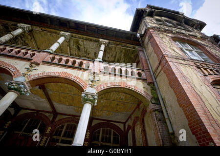 Abandoned and run down half built building Stock Photo - Alamy