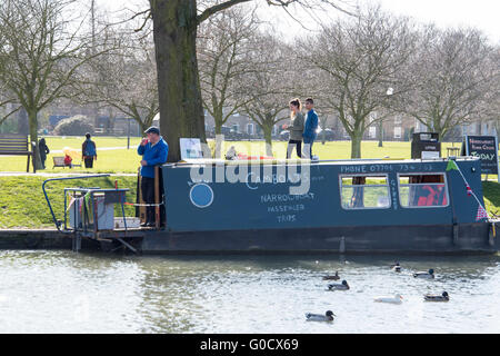 Man offering cruises along the river Cam in Cambridge Stock Photo - Alamy