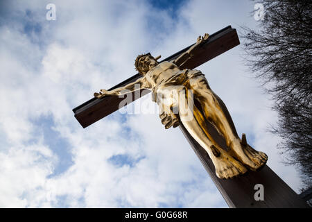 A graveyard cross with the figure of a crucified christ Stock Photo - Alamy