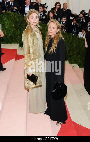 Mary-Kate and Ashley Olsen at the Metropolitan Opera gala premiere of ...
