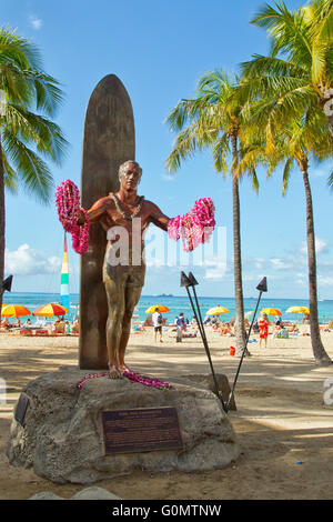 Duke Kahanamoku statue, Hawaiian surfer and Olympian, on Waikiki Beach ...