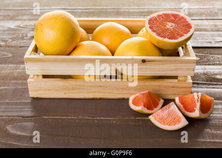 Fresh ryby red grapefruits in wood crate Stock Photo - Alamy