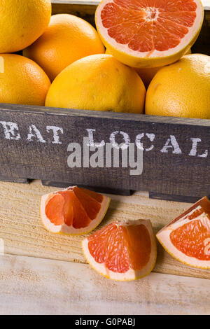 Fresh ryby red grapefruits in wood crate Stock Photo - Alamy