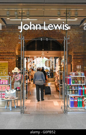 Shops in St Pancras Station, London, UK Stock Photo - Alamy