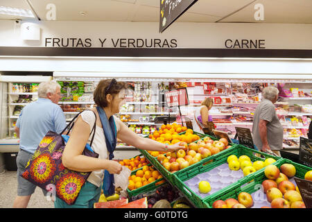 Interior Spanish supermarket Stock Photo - Alamy
