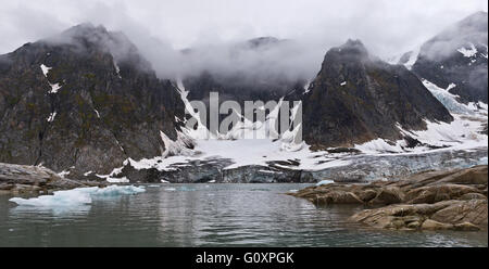 Small icebergs drifting in front of Smithbreen Glacier in Raudfjorden ...