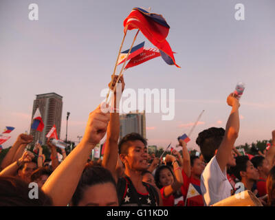 Manila, Philippines. 07th May, 2016. Filipinos waving their flags ...