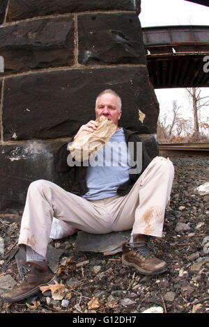 Alcoholic homeless man drinking on street Stock Photo - Alamy