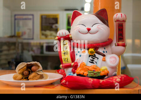 Maneki neko window hi res stock photography and images Alamy