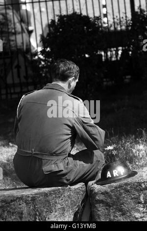 ww2 Arp man with gas mask bag and tin helmet Stock Photo - Alamy