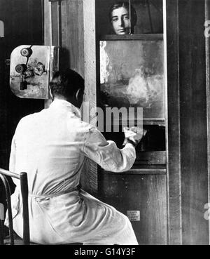 An early 20th century x-ray machine Stock Photo - Alamy