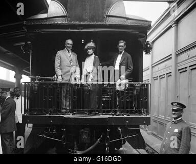President Warren Harding and his party on USS Henderson during a four ...