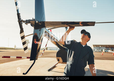 pilot doing pre flight checks and walk around Stock Photo - Alamy