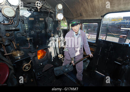 fireman shoveling coal on steam locomotive LMS BLACK 5 45231 great ...