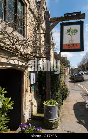 Bay Tree hotel in sheep street in the winter snow. Burford, Cotswolds ...
