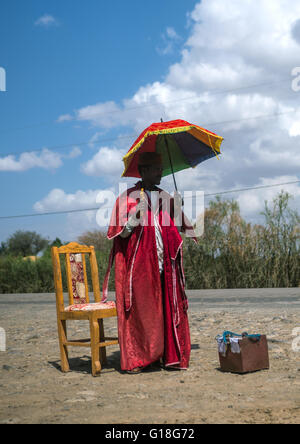 Gamo Gofa Ethiopia Africa man weaving in Gamo Tribe traditional methods ...