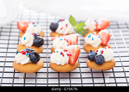 Tiny sweet treats with vanilla wafers, berries and cream cheese Stock ...