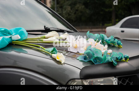 Wedding car with beautiful decorations. Flower decor Stock Photo - Alamy