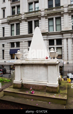 Alexander Hamilton Memorial at Trinity Church in New York City, USA ...