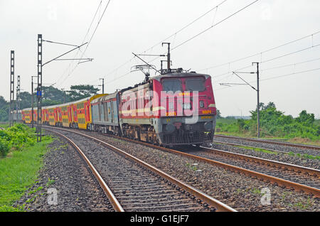 WAP-4 class 5000 Horsepower electric locomotive of Indian Railways ...