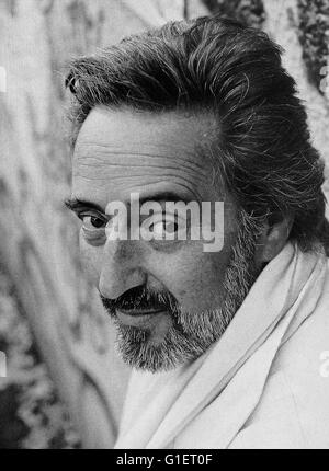 Der deutsche Regisseur Helmut Dietl signiert das Filmplakat von "Late ...