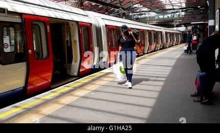 Platform 4 at Farringdon Station, London, UK, Shows old Thameslink ...