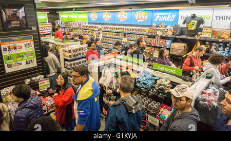 Hundreds of excited "geeks" come to the opening of GameStop's ThinkGeek ...