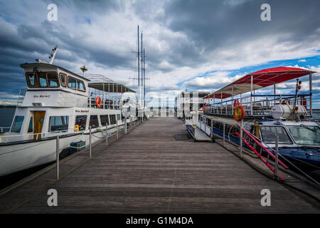 Boats docked at the Harbourfront in Toronto, Ontario Stock Photo - Alamy