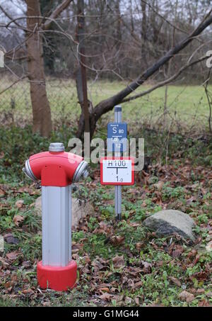 Fire hydrant sign in Germany. The top number tells the diameter of the ...