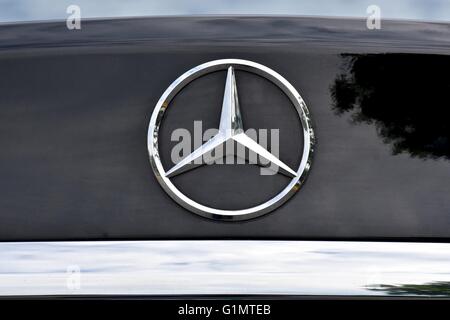 A Mercedes-Benz logo on a C400 Stock Photo - Alamy