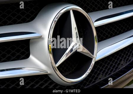 A Mercedes-Benz logo on a C400 Stock Photo - Alamy