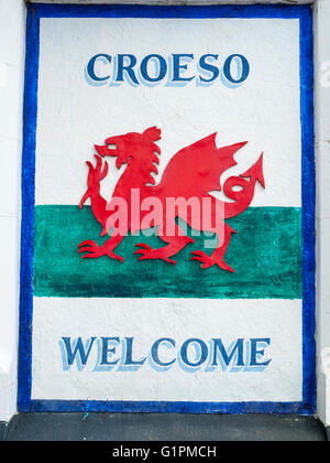 Croeso and Welcome sign in Welsh and English language Stock Photo - Alamy