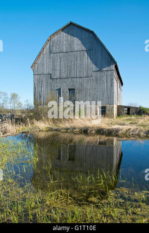 Reflection of barn in pond Stock Photo - Alamy