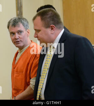 Albuquerque, NM, USA. 18th May, 2016. Neil Stammer waits for his ...