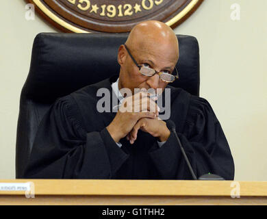 Albuquerque, NM, USA. 18th May, 2016. Neil Stammer waits for his ...