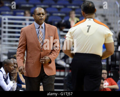 WNBA Dallas Wings head coach Jose Fernandez, left, and Kathy Auriemma ...
