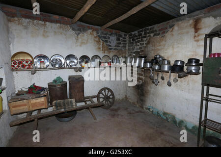 Pardhi Tribe - Fase Pardhi hunters bird calling to catch quails ...