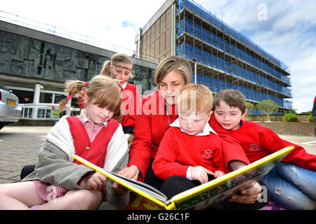 Lewes, UK. 25 May 2016. Teachers and children from Rodmell CE school ...