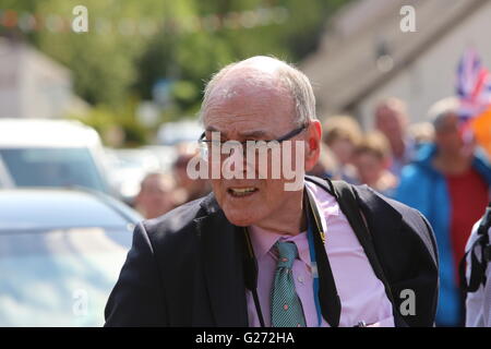 The Sun royal photographer Arthur Edwards shakes hands with Pope ...