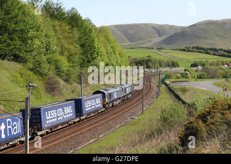 Tesco 'LESS CO2 RAIL' and Stobart Rail container wagons at speed. Scout ...