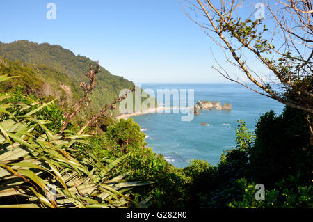 View from Knights Point Lookout to Arnott Point, West Coast, South ...