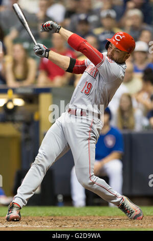 Cincinnati Reds first baseman Joey Votto (19) walks into the dugout ...