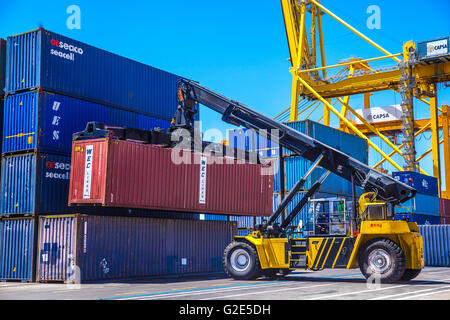 reach stacker lifting containers in a dock Stock Photo - Alamy