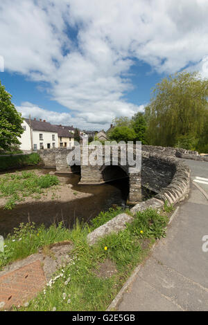 The stone bridge over the River Clun in the small Shropshire town Stock ...